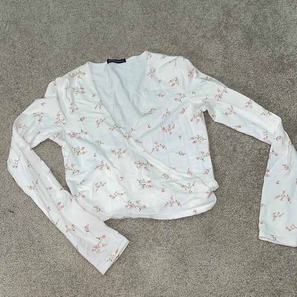 Brandy Melville | Tops | Brandy Melville Long Sleeve Floral Wrap Top ...
